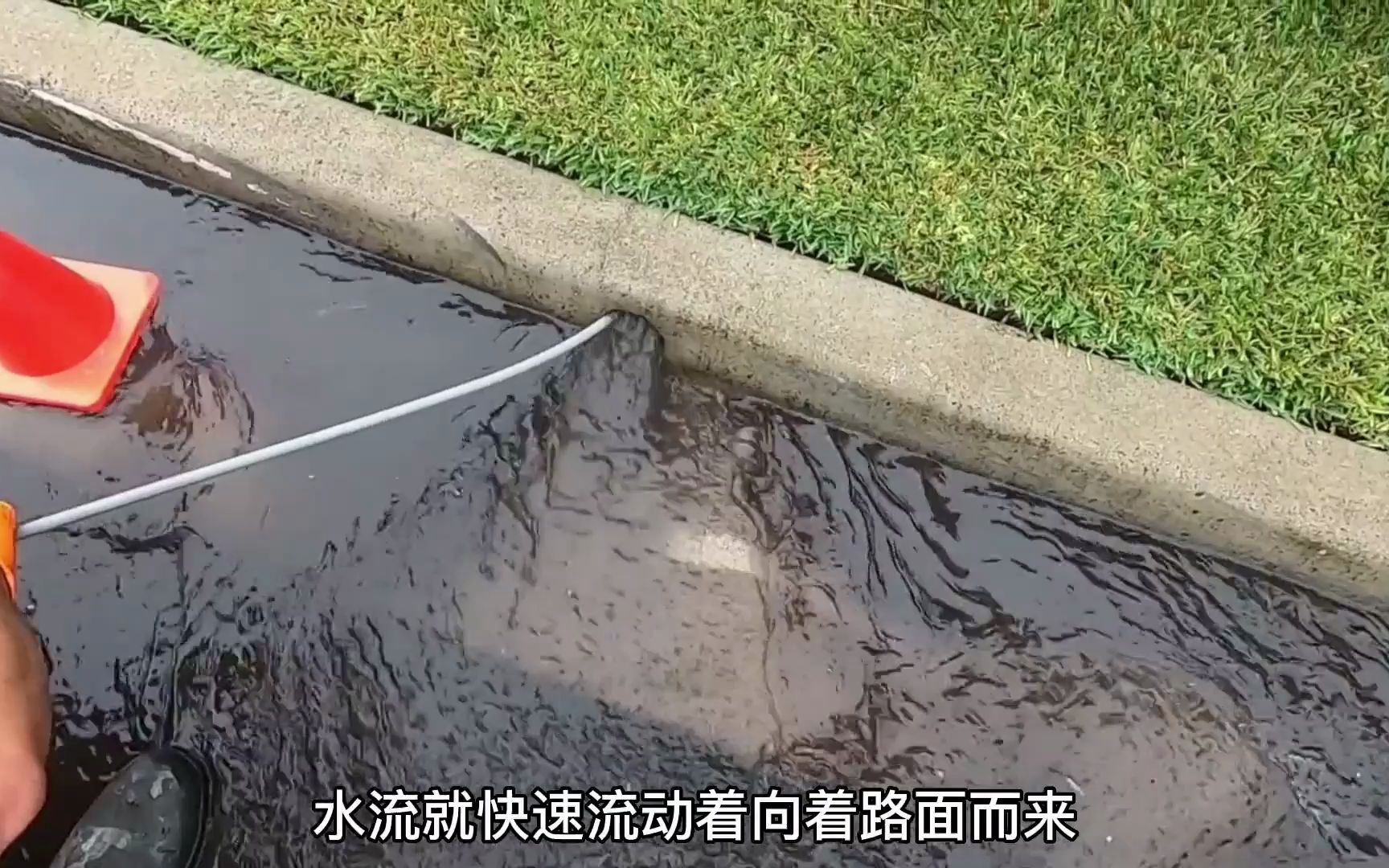 路边排水管被堵塞,大叔用专业设备疏通,积水排出的那一刻舒适了