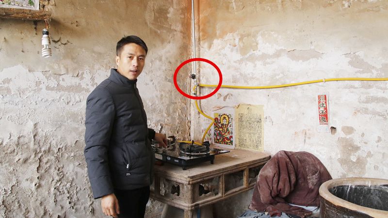 小伙装燃气灶一上午没整出气,哥们一招问题解决,问题竟出在这儿
