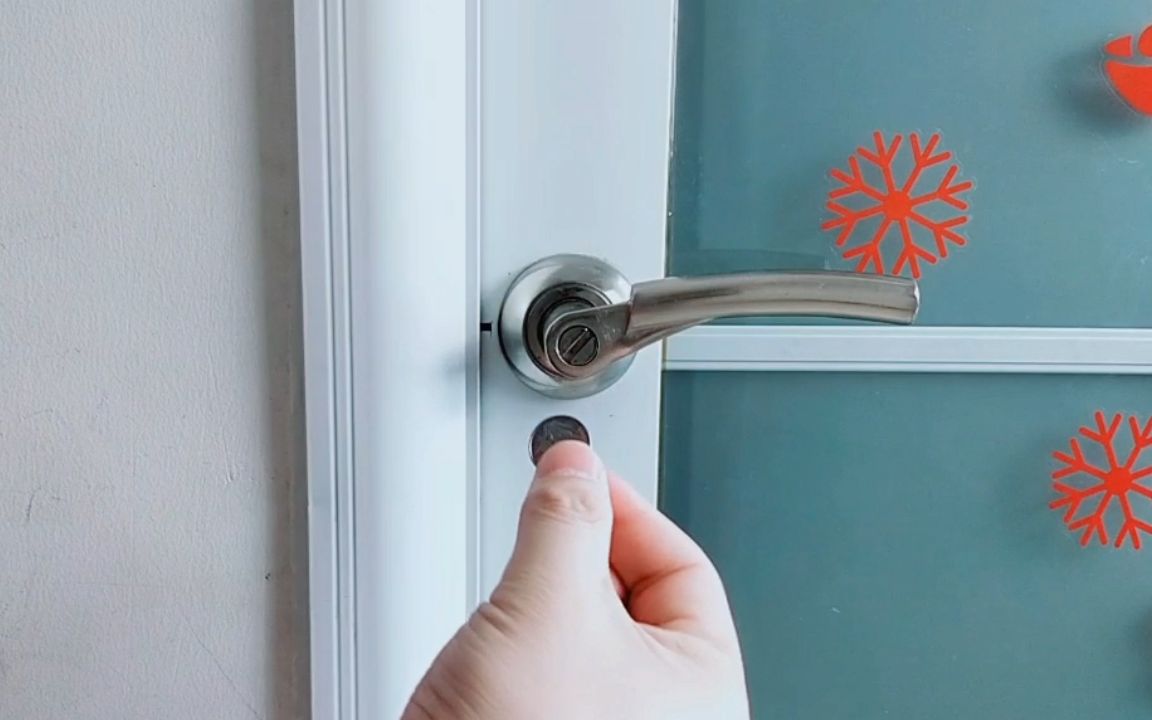 门被反锁了怎么办?别着急请开锁师傅,只需一枚硬币,几秒钟快速打开