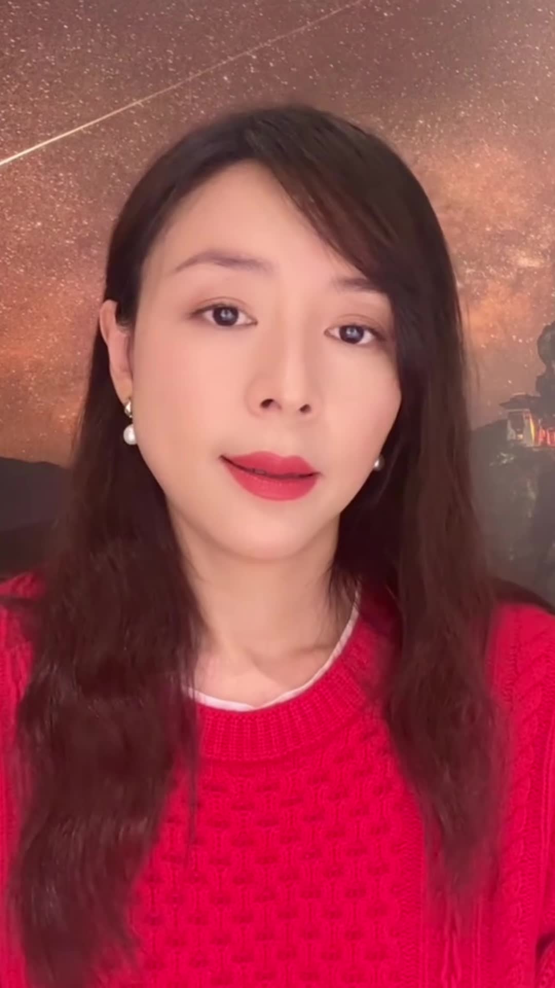 #张静初哽咽谈维权心路 10日,张静初发视频分享自己的维权官司,并...