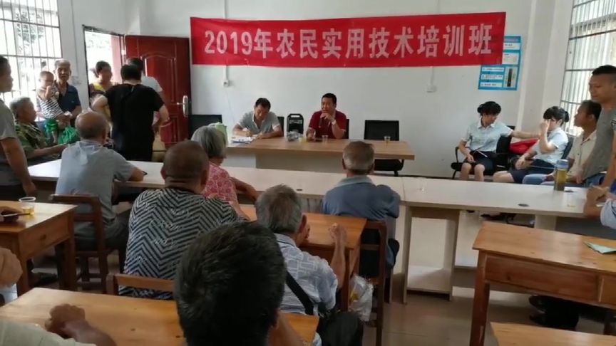 扶贫一线:村里来了农业技术人员讲授实用技术,助力村民脱贫致富