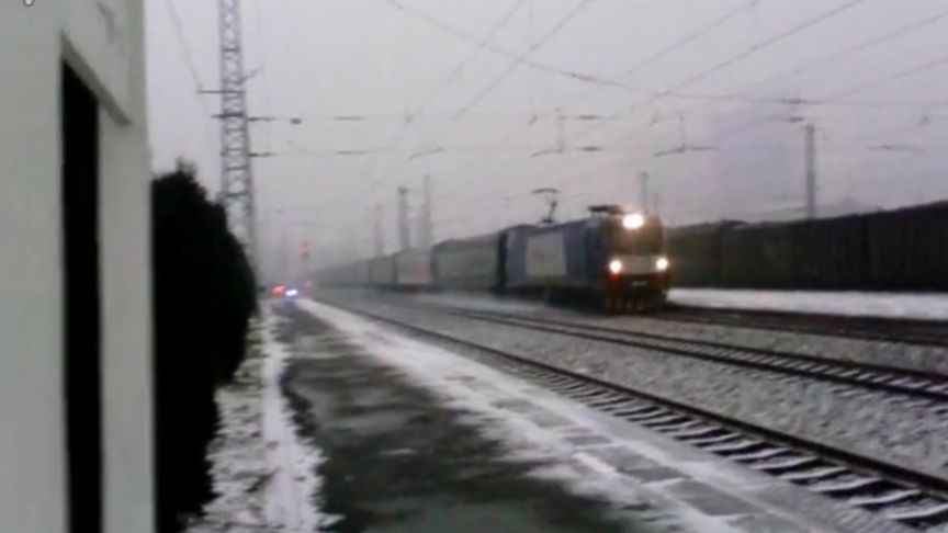 北京西开往怀化的火车 HXD3C牵引K267次下行通过荆门南站