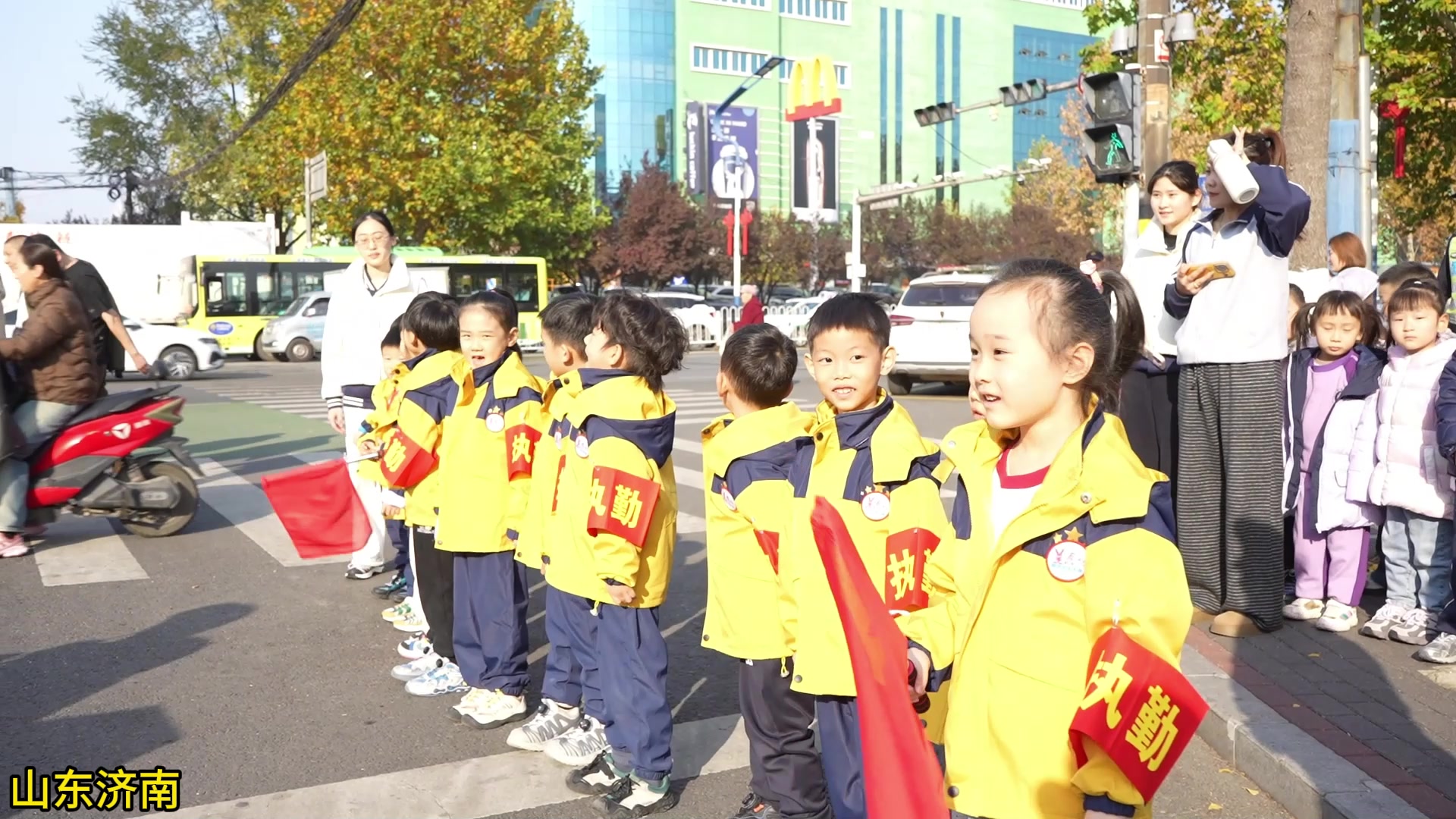 小小交通安全宣传员上岗,电动车主着急忙慌戴头盔。 #交通安全 #一盔...