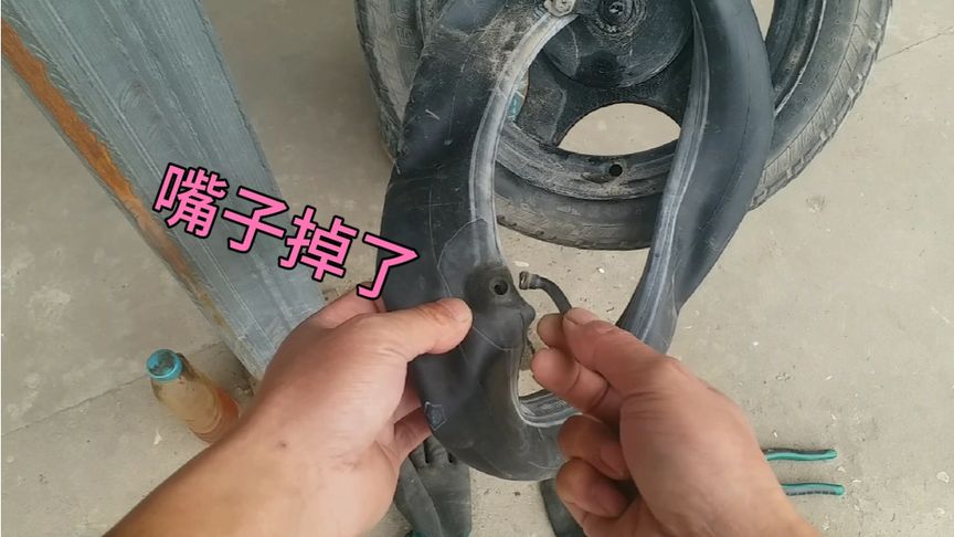 电动车内胎嘴子漏气怎么办?电工师傅用了这个方法,轻松修复