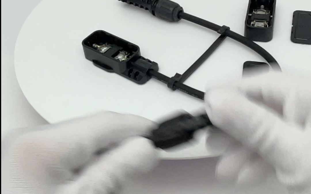 光伏三分体连接盒有什么不同