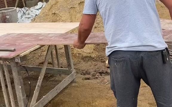 【农村自建】钢筋价格比四月底相差不大,第二层快2万块钢筋。一个月...