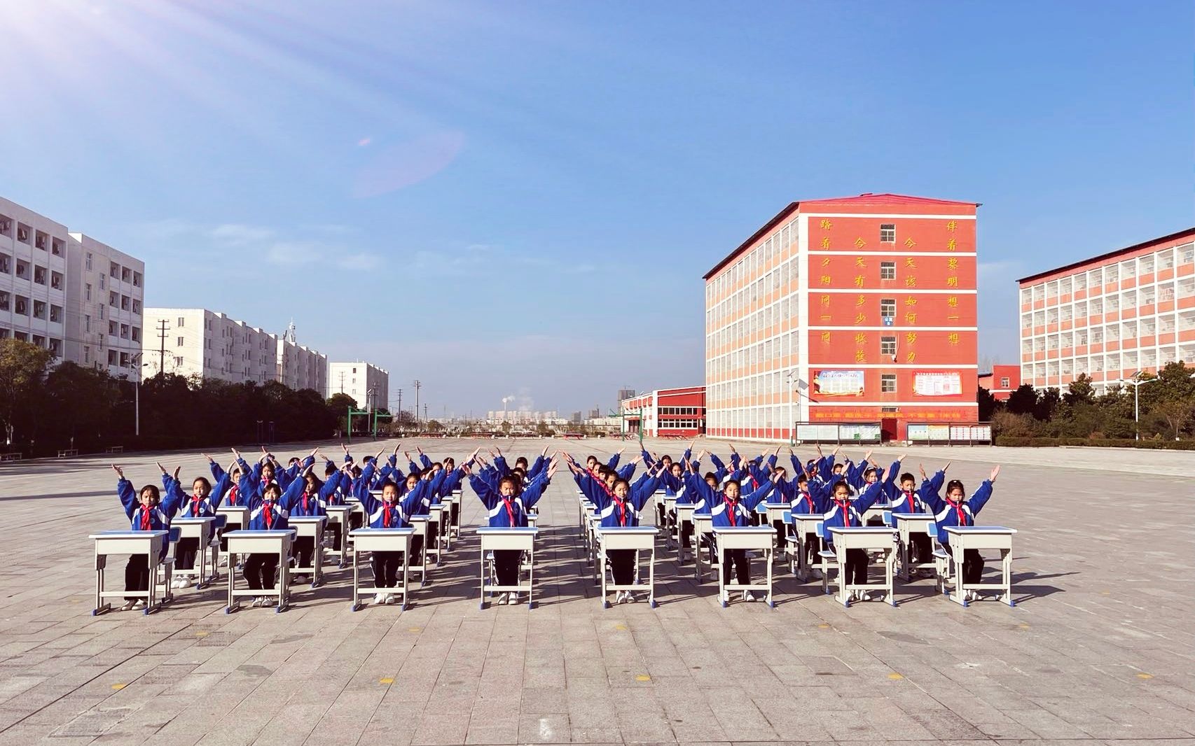 宿州天地阳光学校小学部课桌舞
