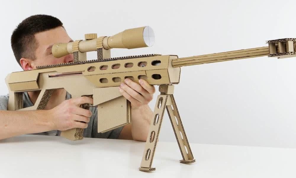 小伙用纸板做出巴雷特狙击枪,还真的.