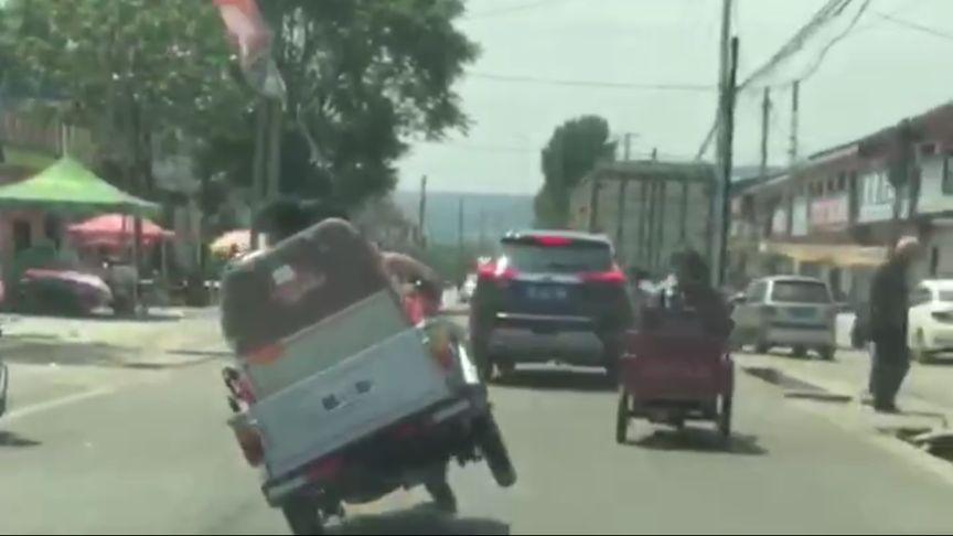 耍杂技?绛县路口一电动三轮秒变两轮行驶