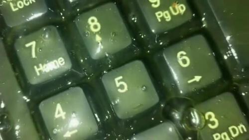 老公买的清洁键盘的橡皮泥,放上去了忘了揭了,刚刚才发现这还有救吗?