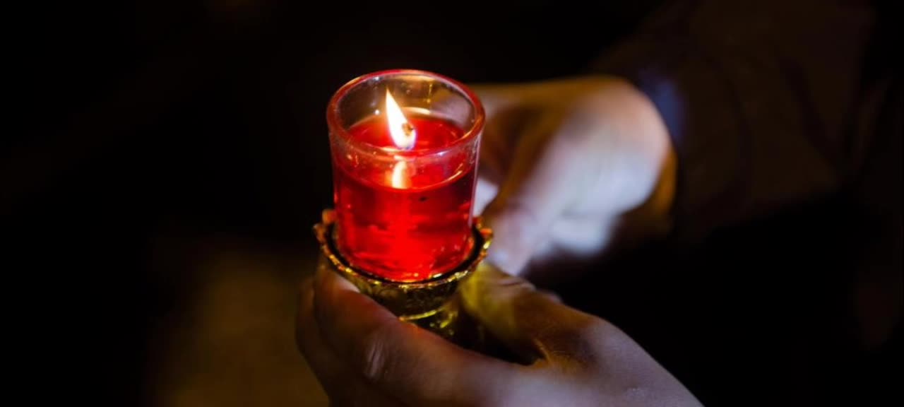 ...全体师生齐聚操场,举行了以"铭记历史,珍爱和平"为主题的升旗仪式。...