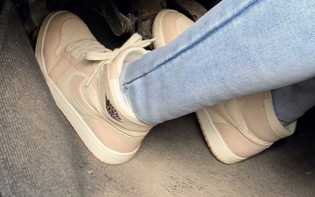 考驾照 手动档汽车停车时,车速快刘先收油门,踩刹车减速,速度慢下来再...