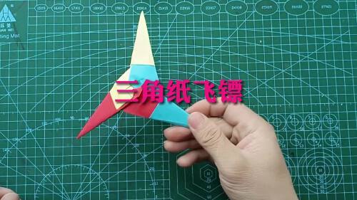 如何叠一个三角飞镖武器用三张正方形折纸做一个好玩的忍者暗器飞镖