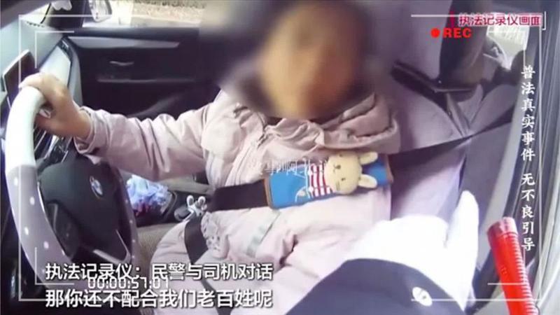 女司机拒不配合检查甚至还将交警撞飞,女子说有种抓我去坐牢