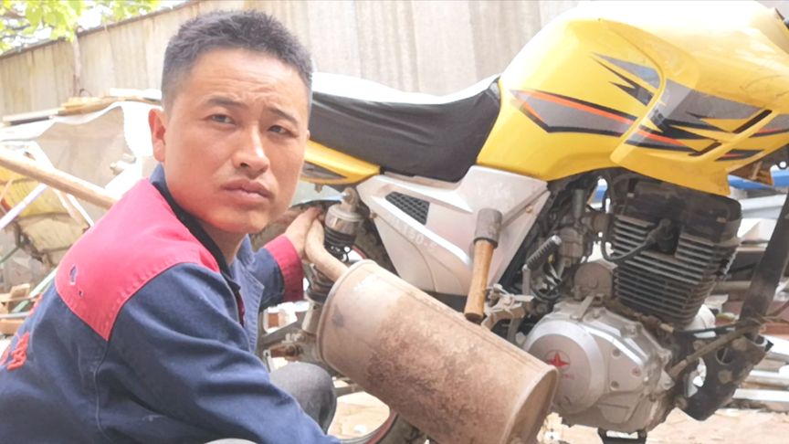 农民把汽车消音器,改装在摩托车上面,看这效果赛车的级别