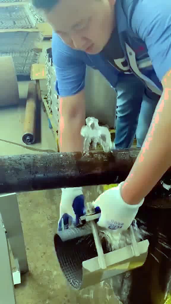 水管带压堵漏操作,师傅的手艺,至少干了20年