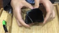 这块黑乎乎的墨翠翡翠原石, 打灯没有表现, 为何还达到收藏级别
