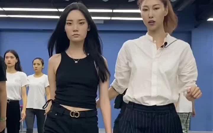 台步教学 视频来了,学习一周你能比她走的好吗猫步 模特走秀