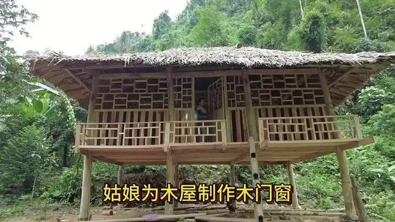 姑娘在深山独自为木屋制作木门窗,过程解压治愈