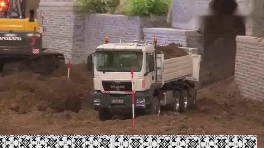 RC重卡马力大,满满两车上坡一点都不费力