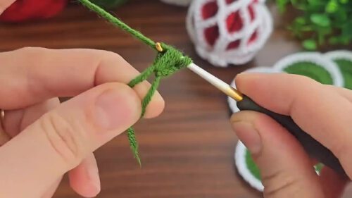 零碎毛线统统找出来,简单手工编织几针,挂客厅好看又温馨