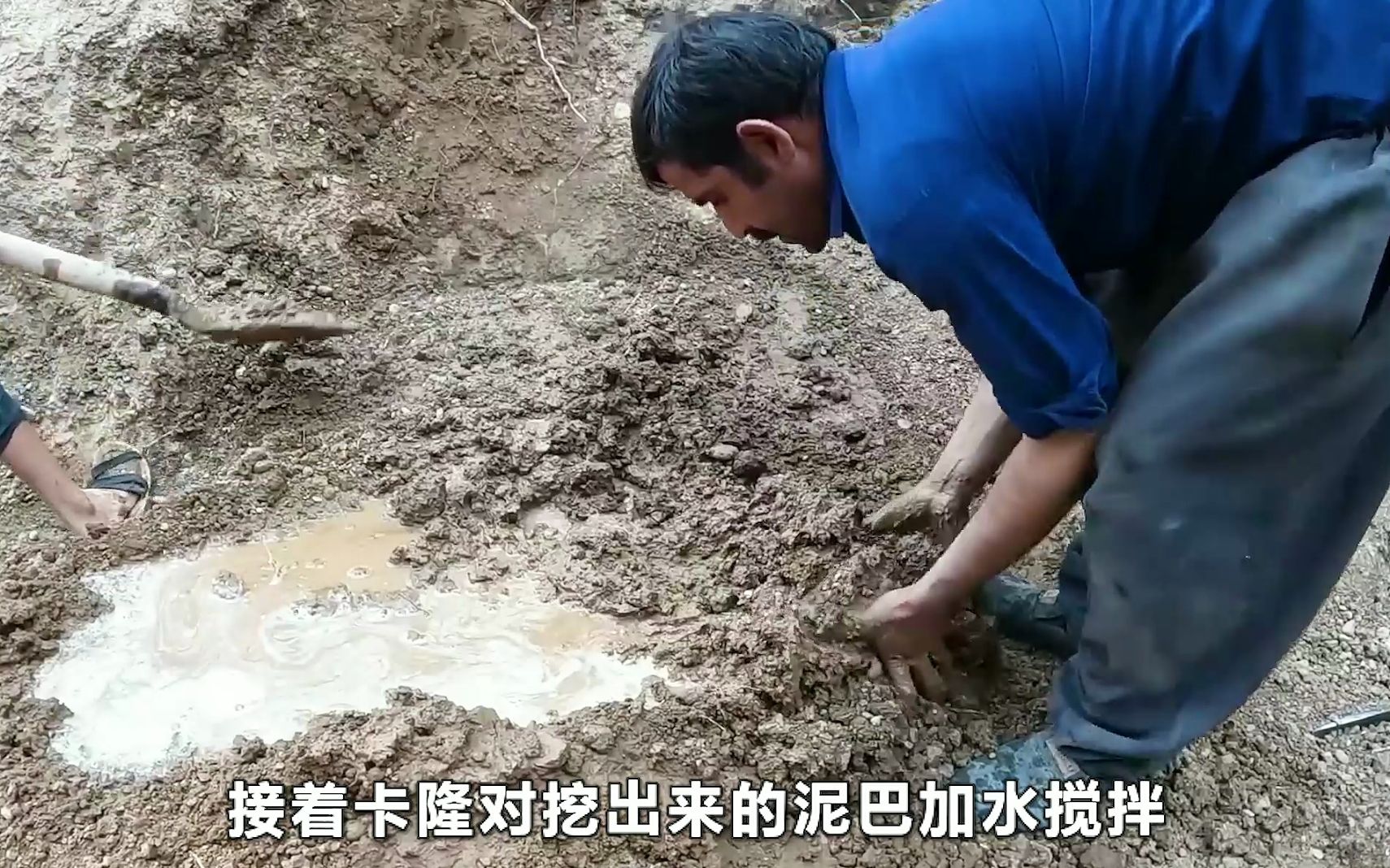 男人带着家人在山洞居住,开垦菜地种植蔬菜,给最小的孩子庆祝生日