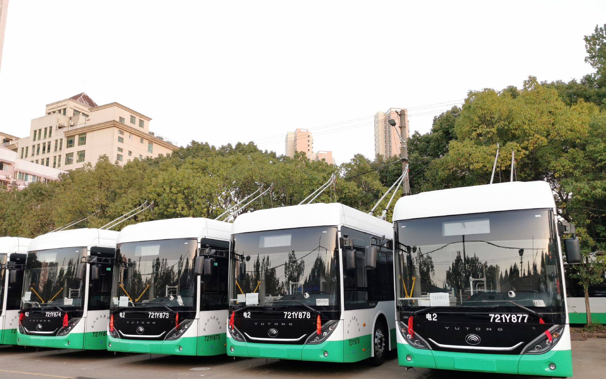 武汉公交电2前方展望-庆祝新电车的到来与辫子车的回归