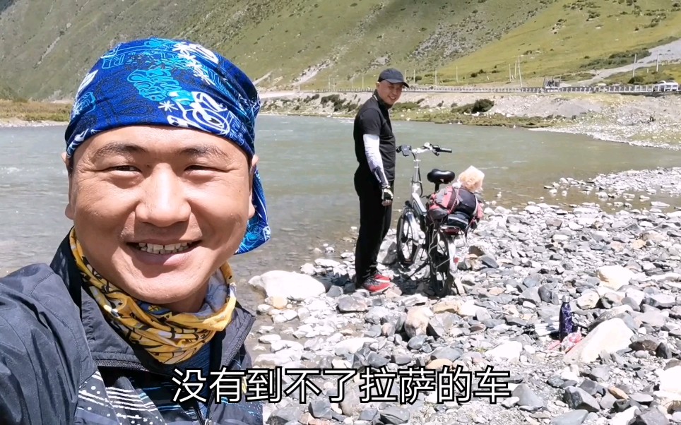 318川藏线牛人多,第一次看到骑电动车的,与众不同呀!