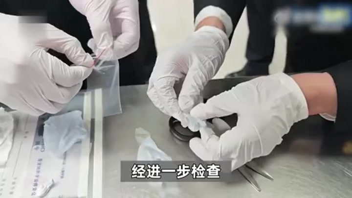 男子肛门藏2.97克毒品入境,行色匆匆试图快速进入人流被查,现场曝光