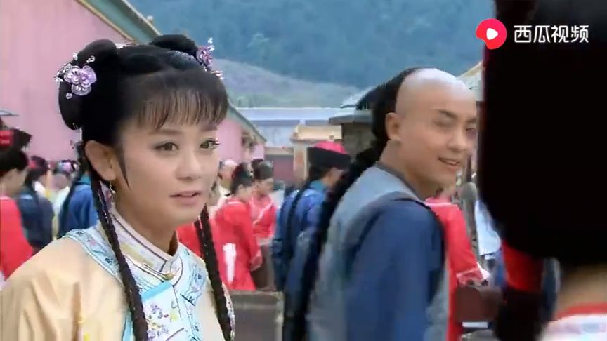 新还珠格格:皇上微服出巡,老佛爷带后宫嫔妃送行,场面壮观!