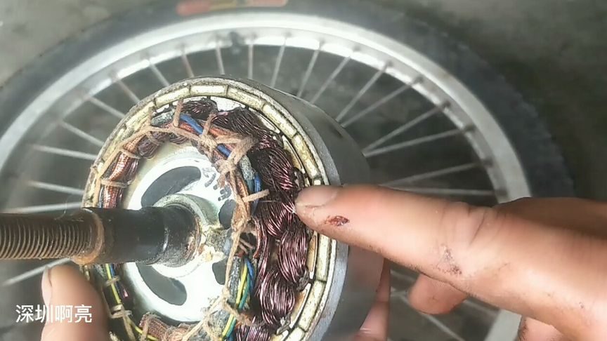 电动车锂电电机维修,一拆出来里面铜线居然烧黑腐蚀严重彻底坏了