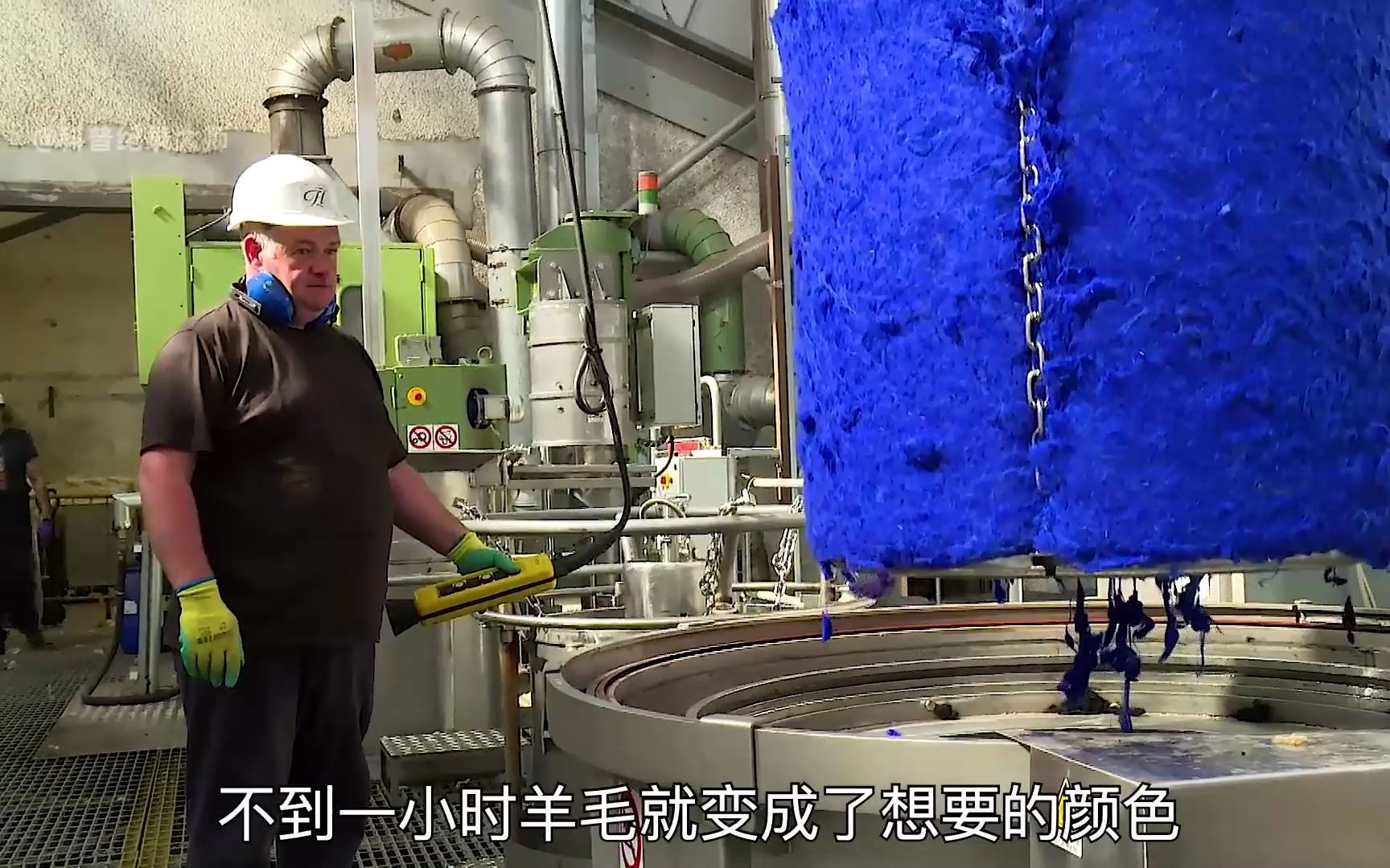 羊毛是如何制作成花呢布料的?先把羊毛染色,再用纺织机编成布料