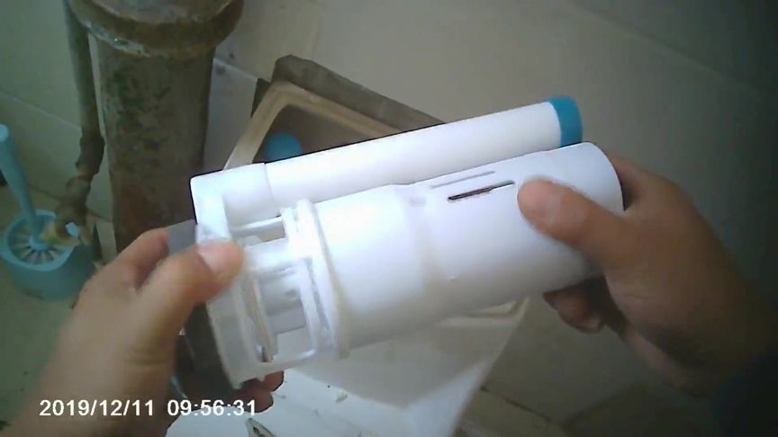 马桶的上下水配件都坏了,看快修师傅快速换全套水箱配件,舒畅!