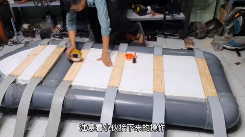 农村小伙把PVC管进行简单加工后,制作出简易快艇