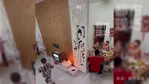 孩子看电视时插座突然起火,求助无果后自己扑灭!
