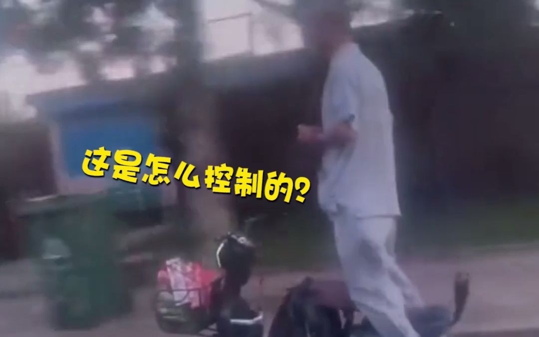 大爷双手捻着佛珠,站立骑行电动车,隔着屏幕都替他担心!