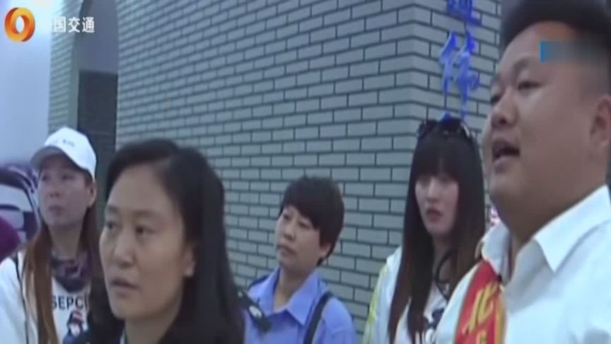 山东济宁交警开展交通安全体验教育活动,让驾驶员感受安全行为!