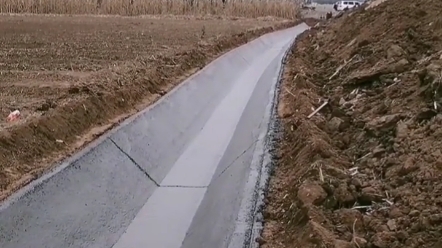 现浇式渠道衬砌机定制 自走式边沟滑模机 水渠成型机