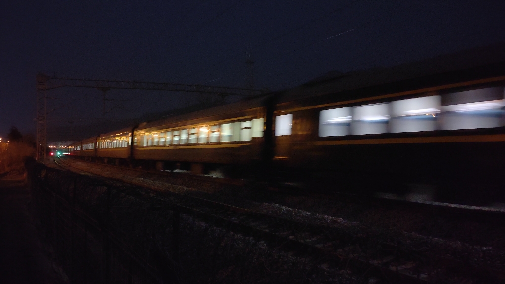 火车视频 T136大河站交汇K8252