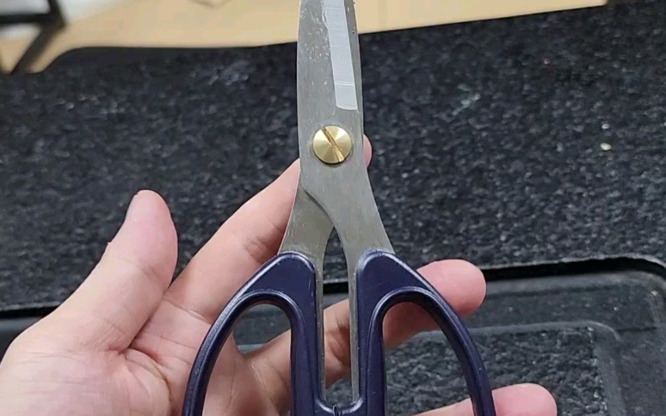 你是用剪刀还是美工刀呢