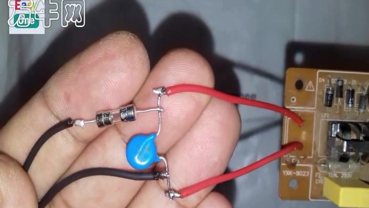 如何连接压敏电阻