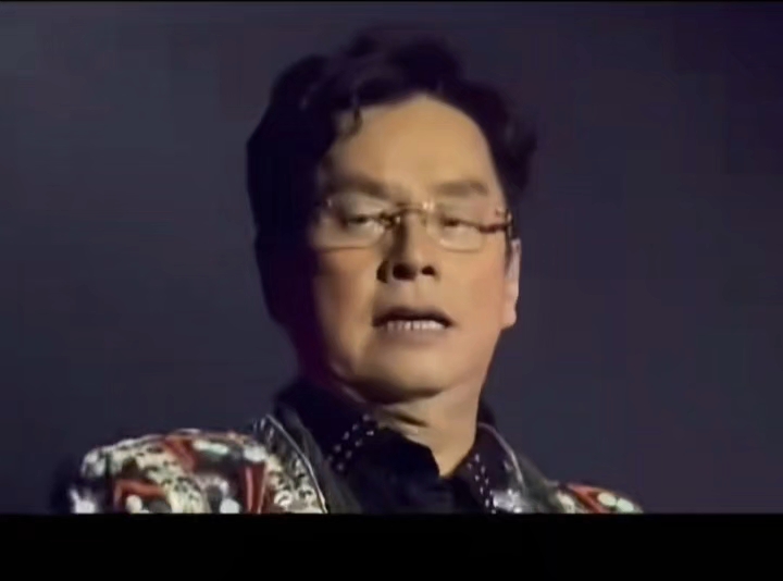 ...因为这是谭校长74岁现场全开麦演唱。质疑你爹,理解你爹,成为你爹...