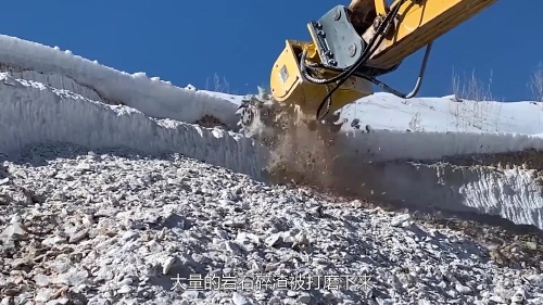 国外发明滚轮研磨机,上百颗钢牙打磨岩石,工作过程像"磨牙"