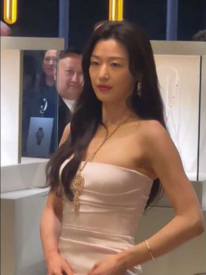 全智贤日内瓦钟表活动穿搭颜值#全智贤 #千颂伊#路人视角#穿搭