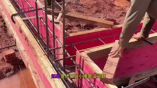 钢筋离模板必须会留一定的距离叫做保护层厚度,这样避免露筋生锈