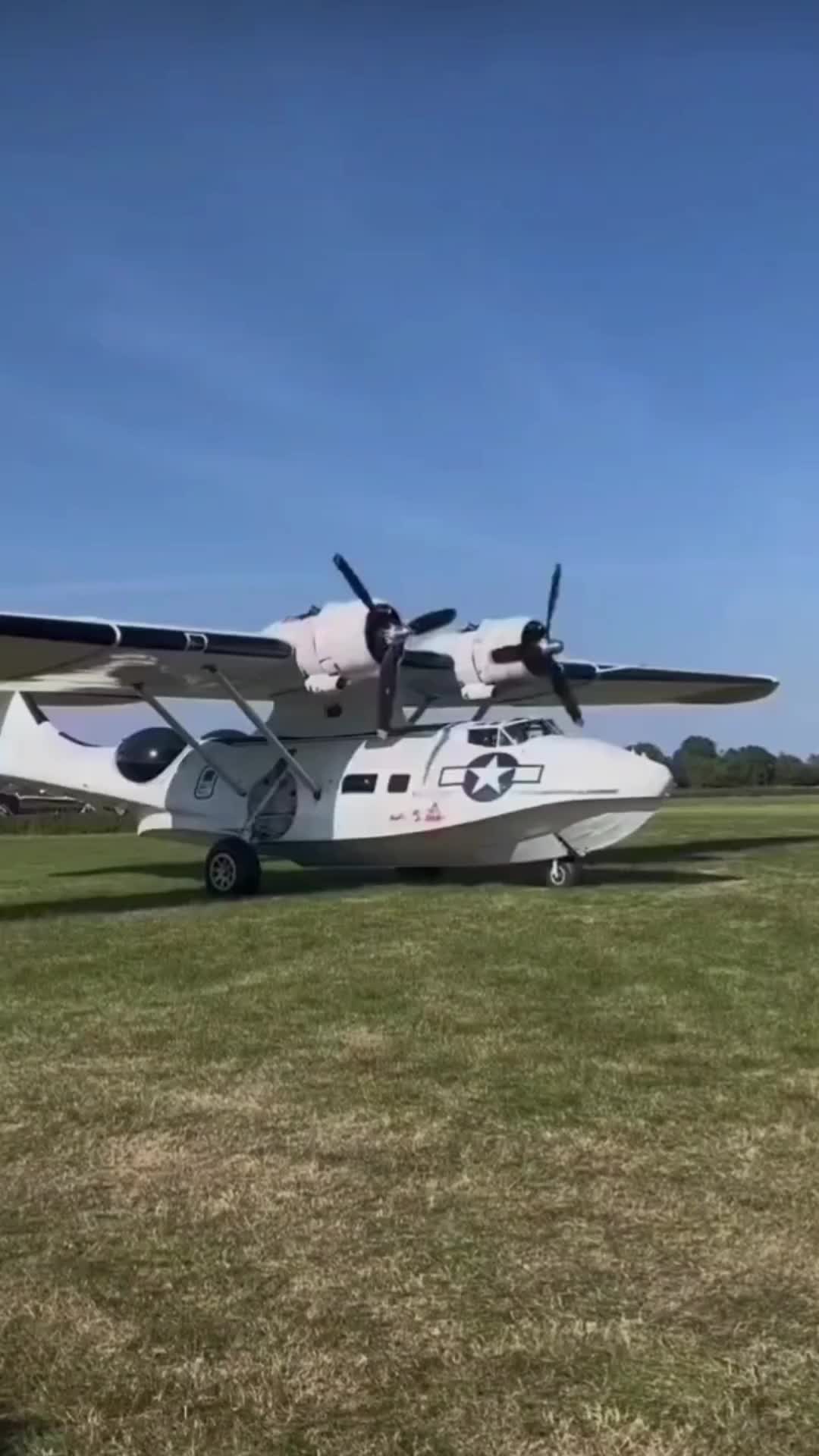 #抖音创作者大会 #一起看飞机#小型客机#野外起飞实拍