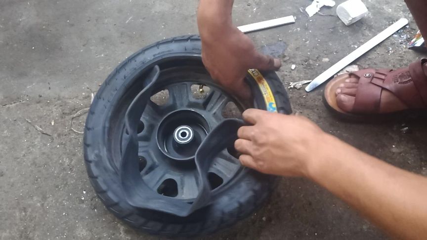 电动车更换外胎的时候有什么技巧吗?师傅教你在家就可简单修理