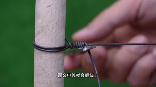 绕电线还在用手缠?老师傅用电钻“自动缠绕”,这脑洞也太大了!