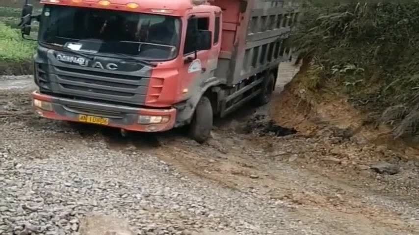 重型卡车,这样的路也能顺利通过,好车,好司机