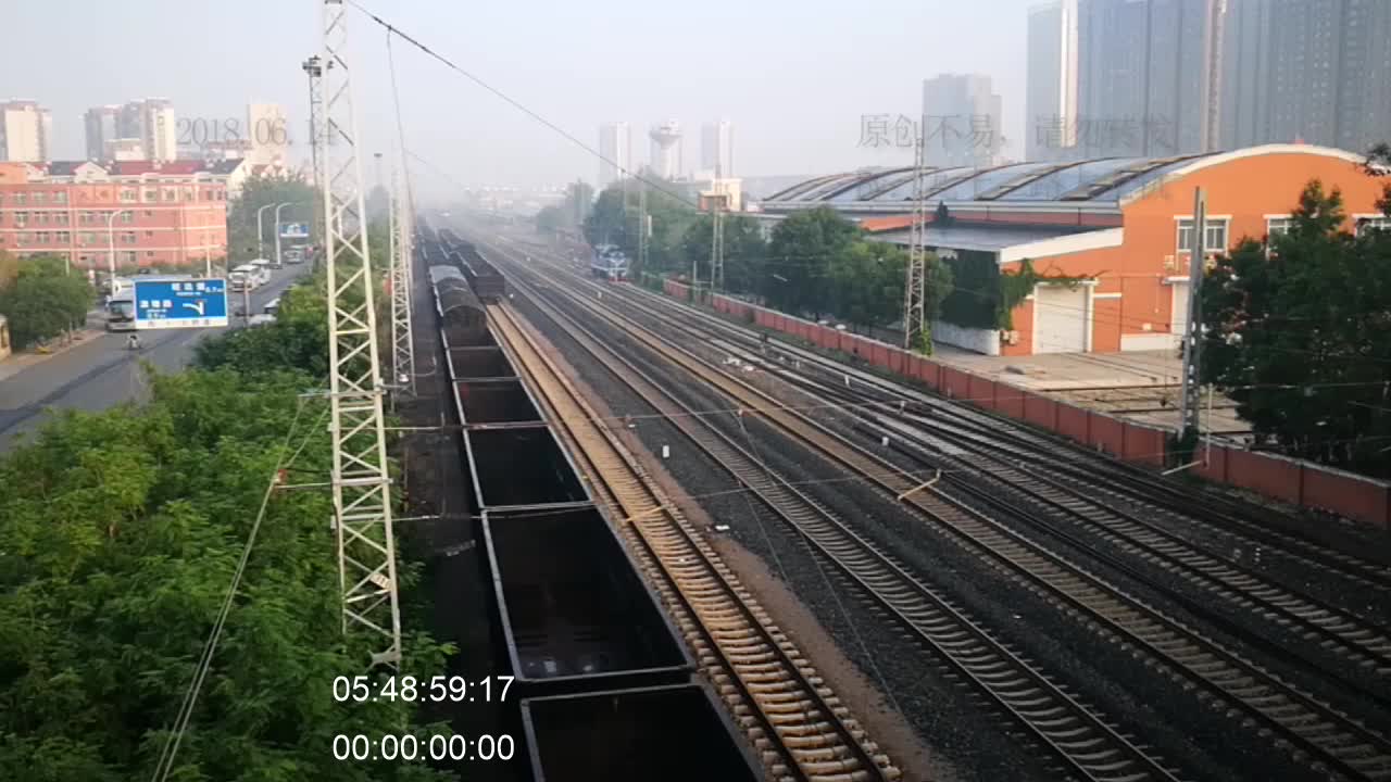 清晨的津山铁道天津四号楼,山东烟台开往黑龙江佳木斯的k1393次火车...